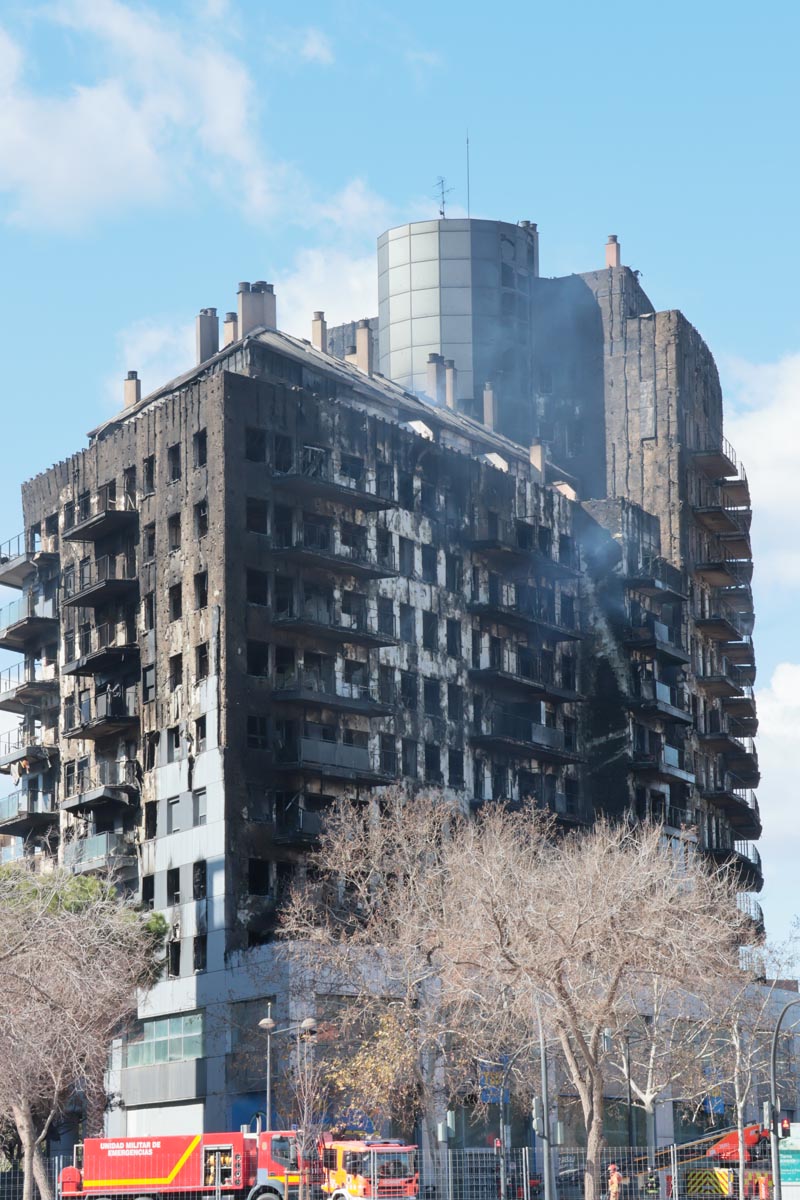 Así ha quedado el edificio de Campanar tras el incendio - Hortanoticias.com